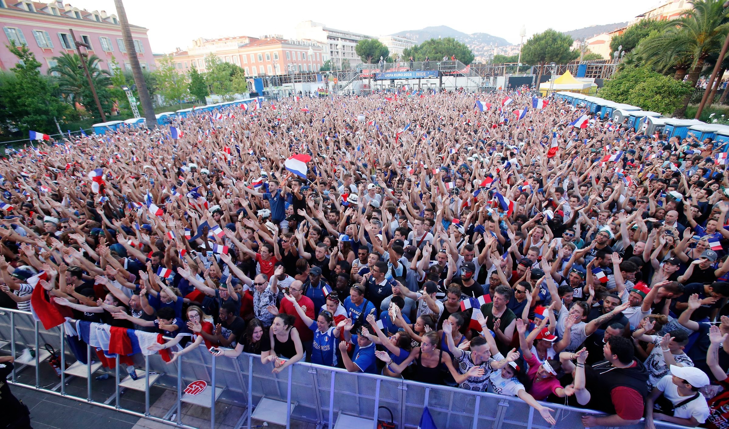 Diaporama Chaude Ambiance Dans La Fan Zone Pour La Finale Portugal